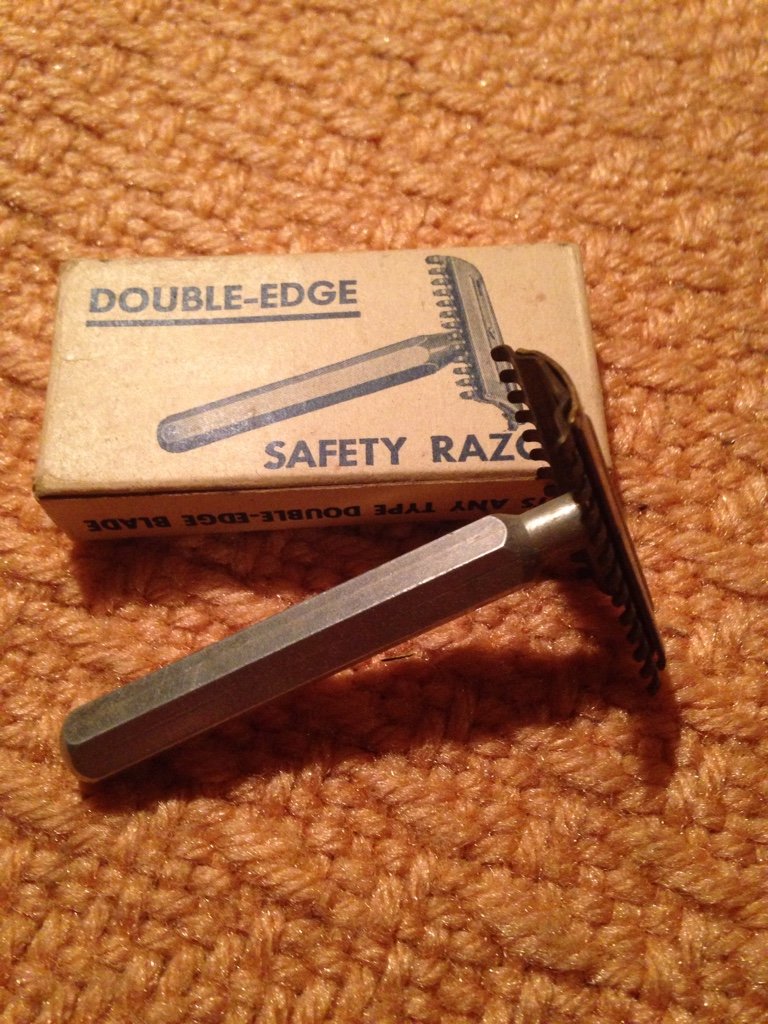 Dave Shaves on the old European Vending Machine Razor - Wegian ...